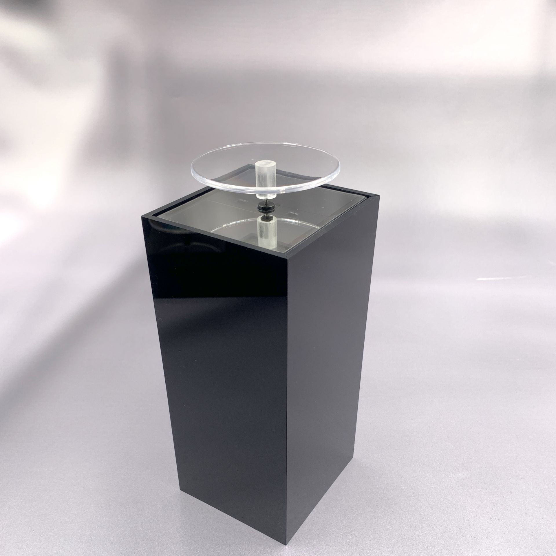 Acrylsäule mit Solardrehteller